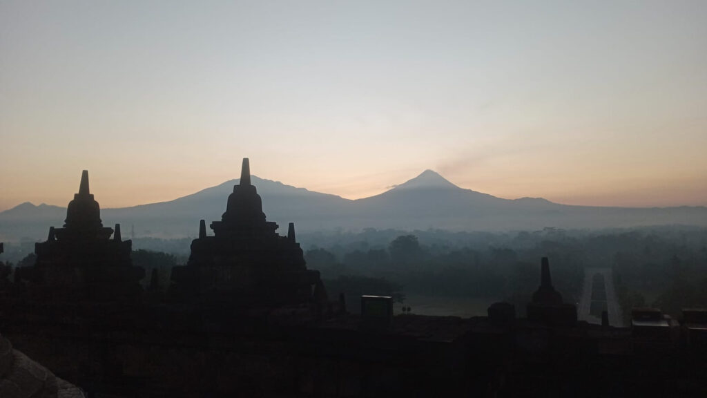 Magis di Puncak Borobudur: Wisata Sunrise Dibuka Kembali, Tiket Rp 1 ...